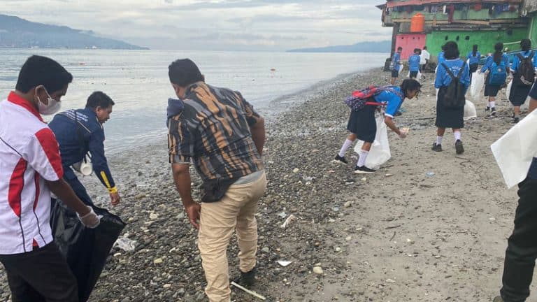 Koalisi Ormas Bersihkan Pantai Rumahtiga Denzipur - ZonaInfo