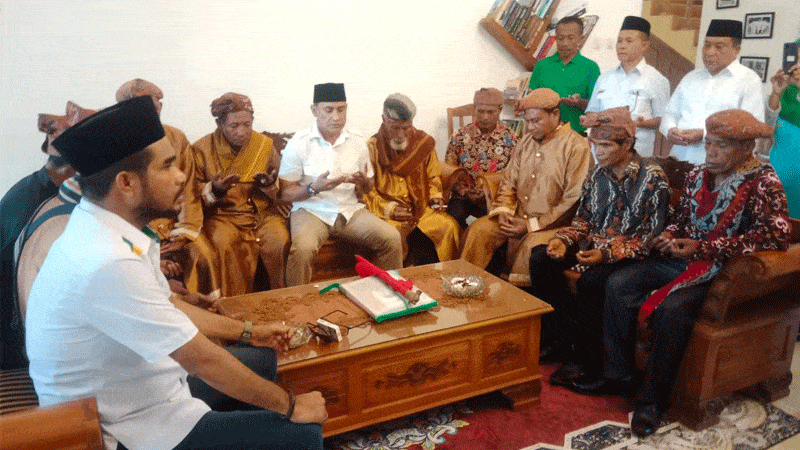 Pemangku Adat Buru Kawal Aziz Daftar di 4 Parpol - ZonaInfo Pemangku Adat Buru Kawal Aziz Daftar di 4 Parpol - ZonaInfo